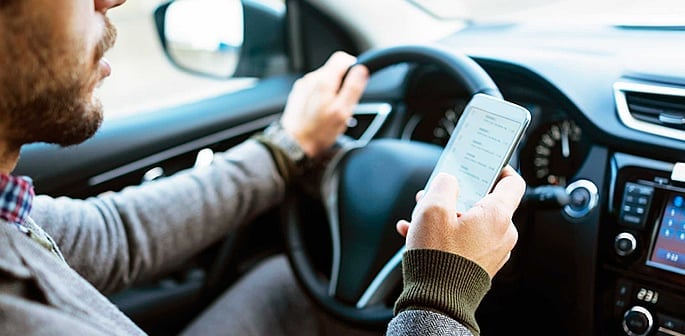 UK Drivers face £200 Fine for Touching a Mobile Phone & Driving | DESIblitz