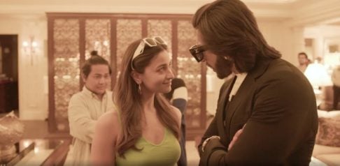 Alia Bhatt Recreates Iconic 'Poo' Scene from K3G | DESIblitz