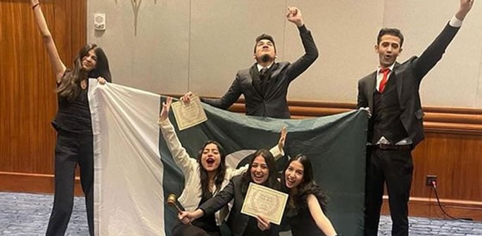 8 Incredible Pakistani Poets you Must Read | DESIblitz